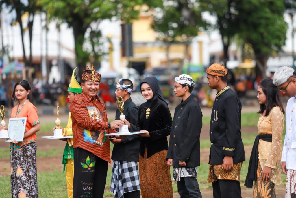 Bupati Jember Pimpin Upacara HUT ke-77 PGRI dan Hari Guru Nasional ...